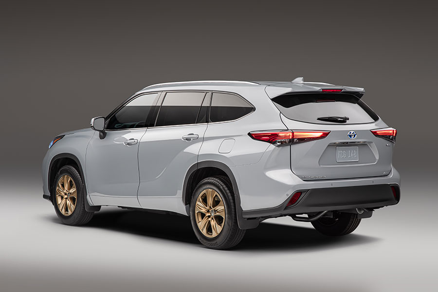 2022 Toyota Highlander Bronze Edition Sits on Cool-Looking Wheels