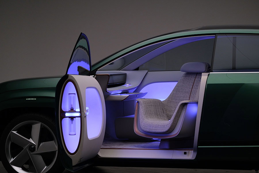 Hyundai Seven Concept Previews a Futuristic "Ioniq 7" Electric 7-Seater