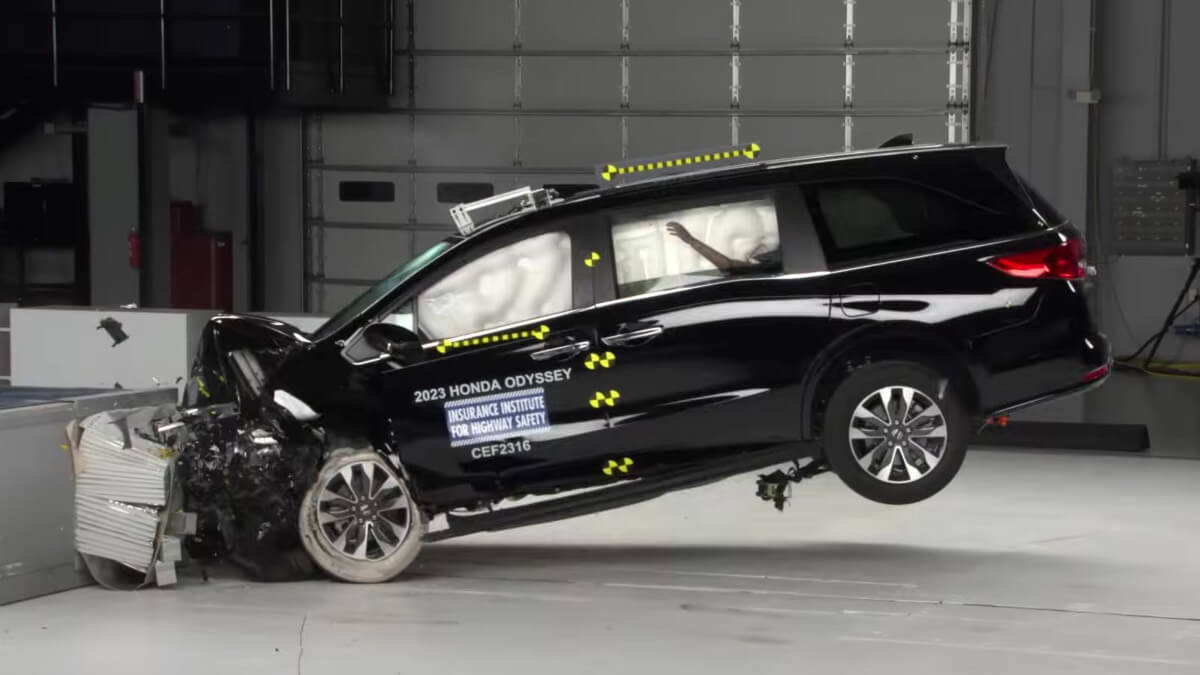 IIHS: Minivans falter in rear-seat safety